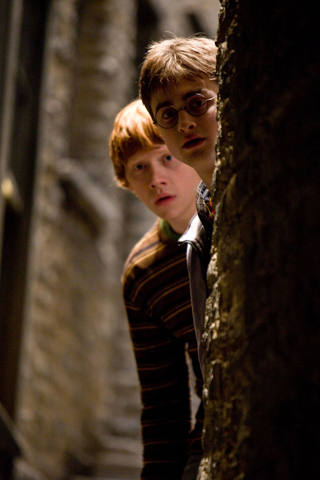 Harry and Ron look out from behind a wall — Harry Potter Fan Zone