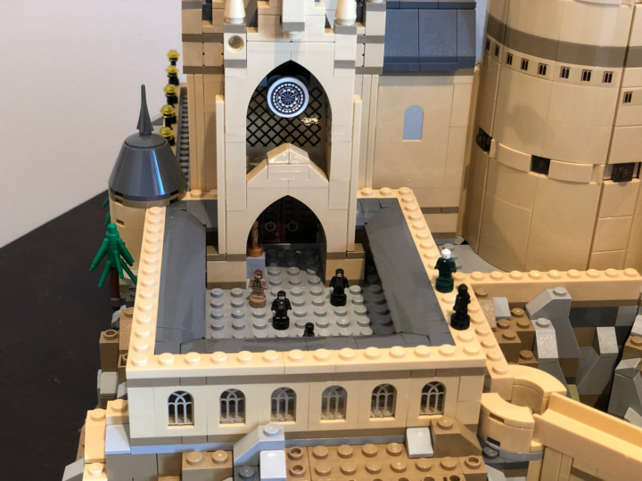 LEGO Hogwarts Castle (71043) courtyard — Harry Potter Fan Zone